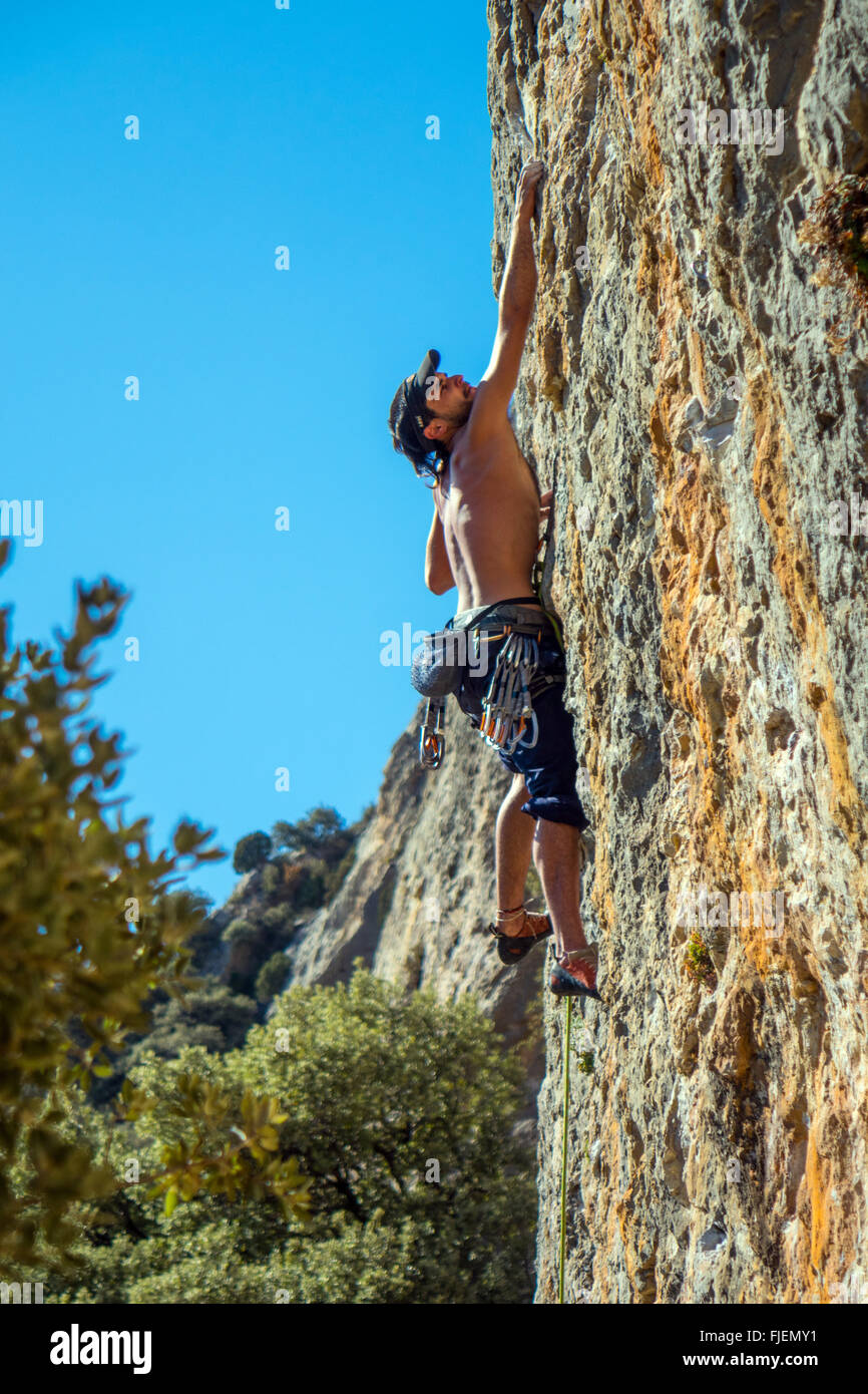 Strong male rock climber hi-res stock photography and images - Alamy
