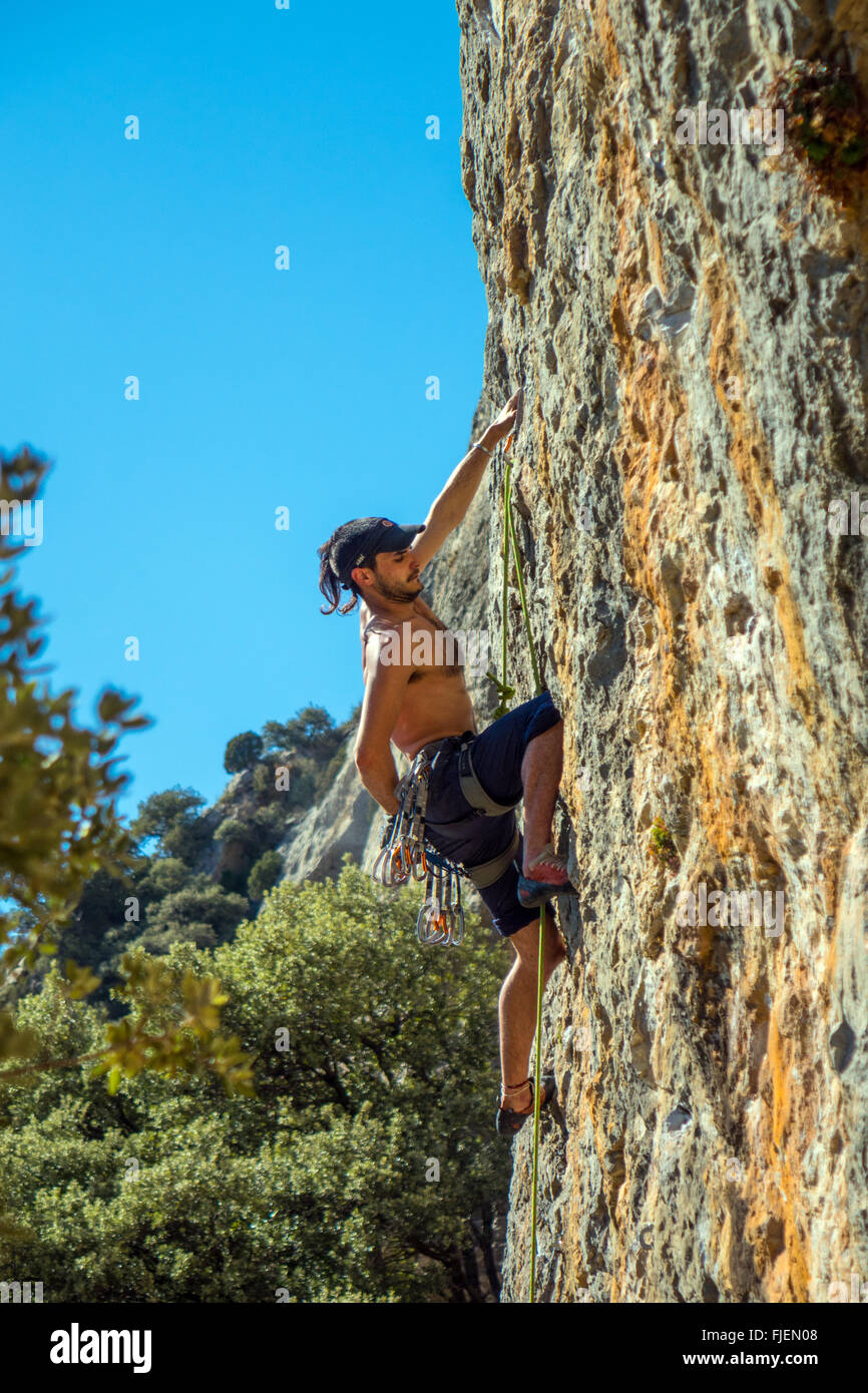 Strong male rock climber hi-res stock photography and images - Alamy