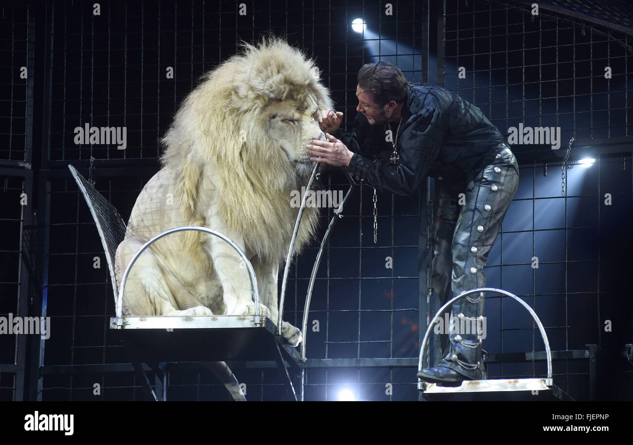 Animal tamer Martin Lacey jr. performs with his lion King Tonga at the ...