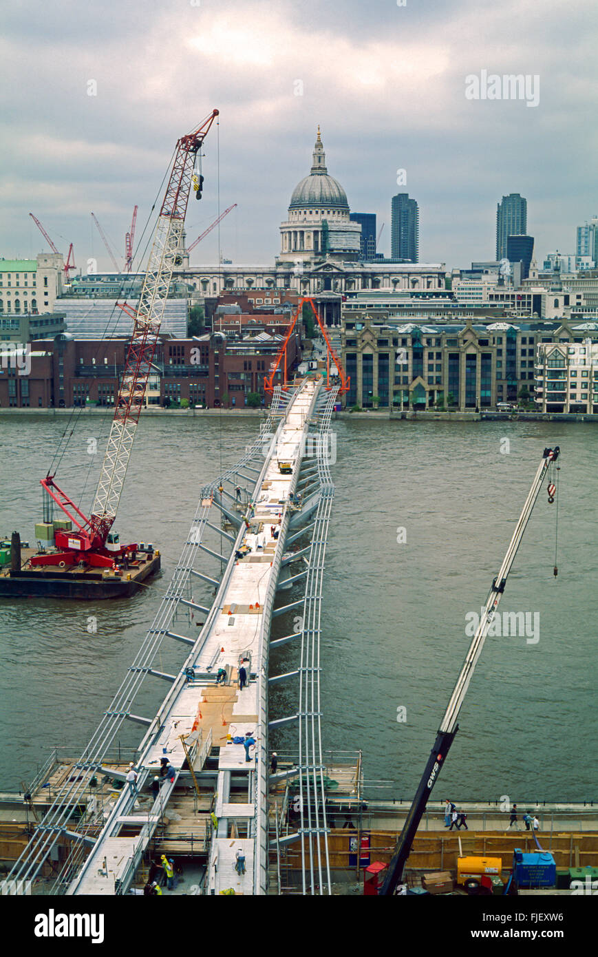 Millennium bridge london 1999 hi-res stock photography and images - Alamy