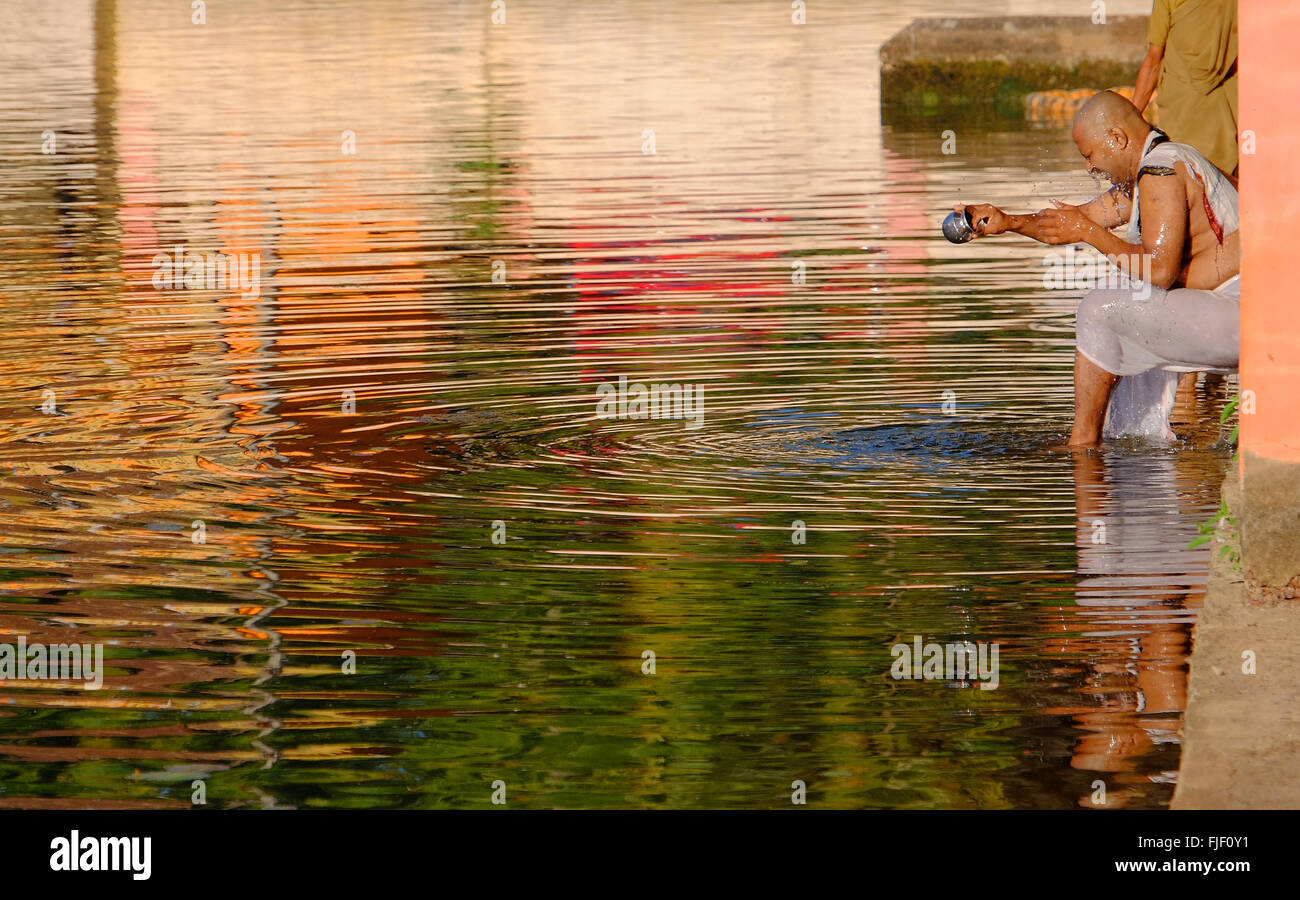 Hindu ritual bathing hi-res stock photography and images - Alamy