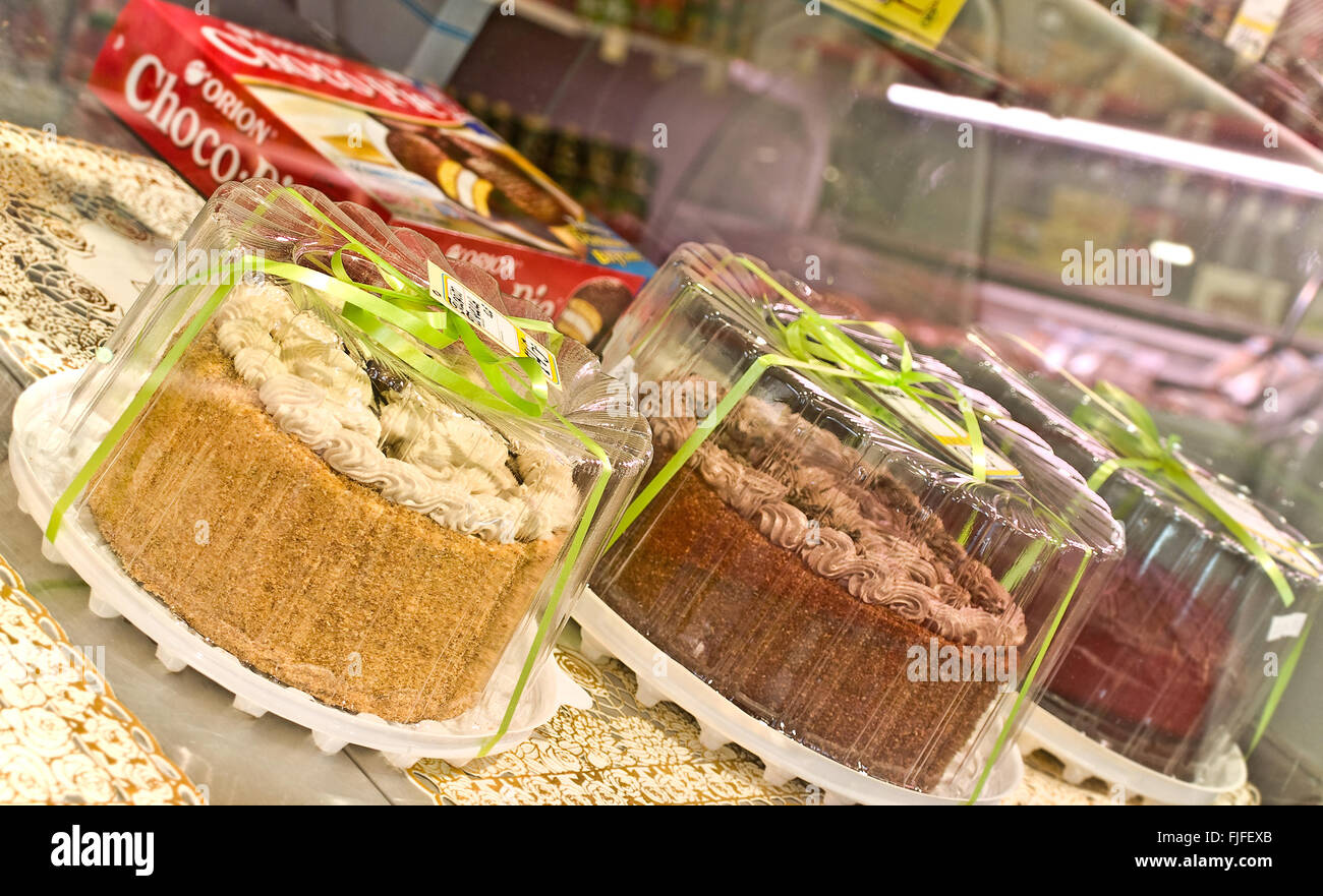 packed tarts in shop Stock Photo - Alamy