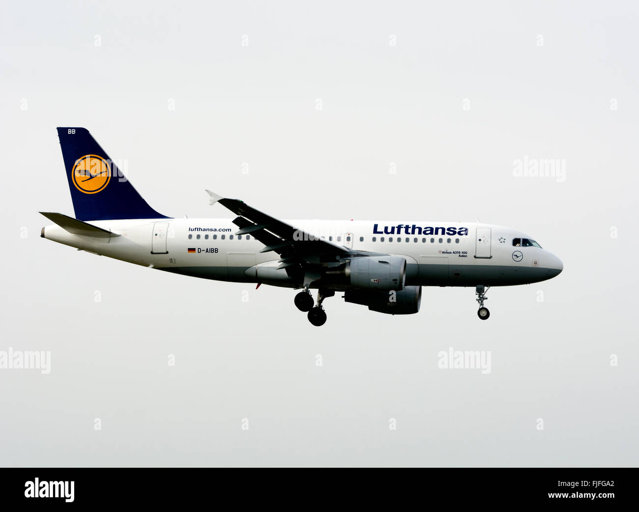 Airbus airbus a319 landing hi-res stock photography and images - Alamy