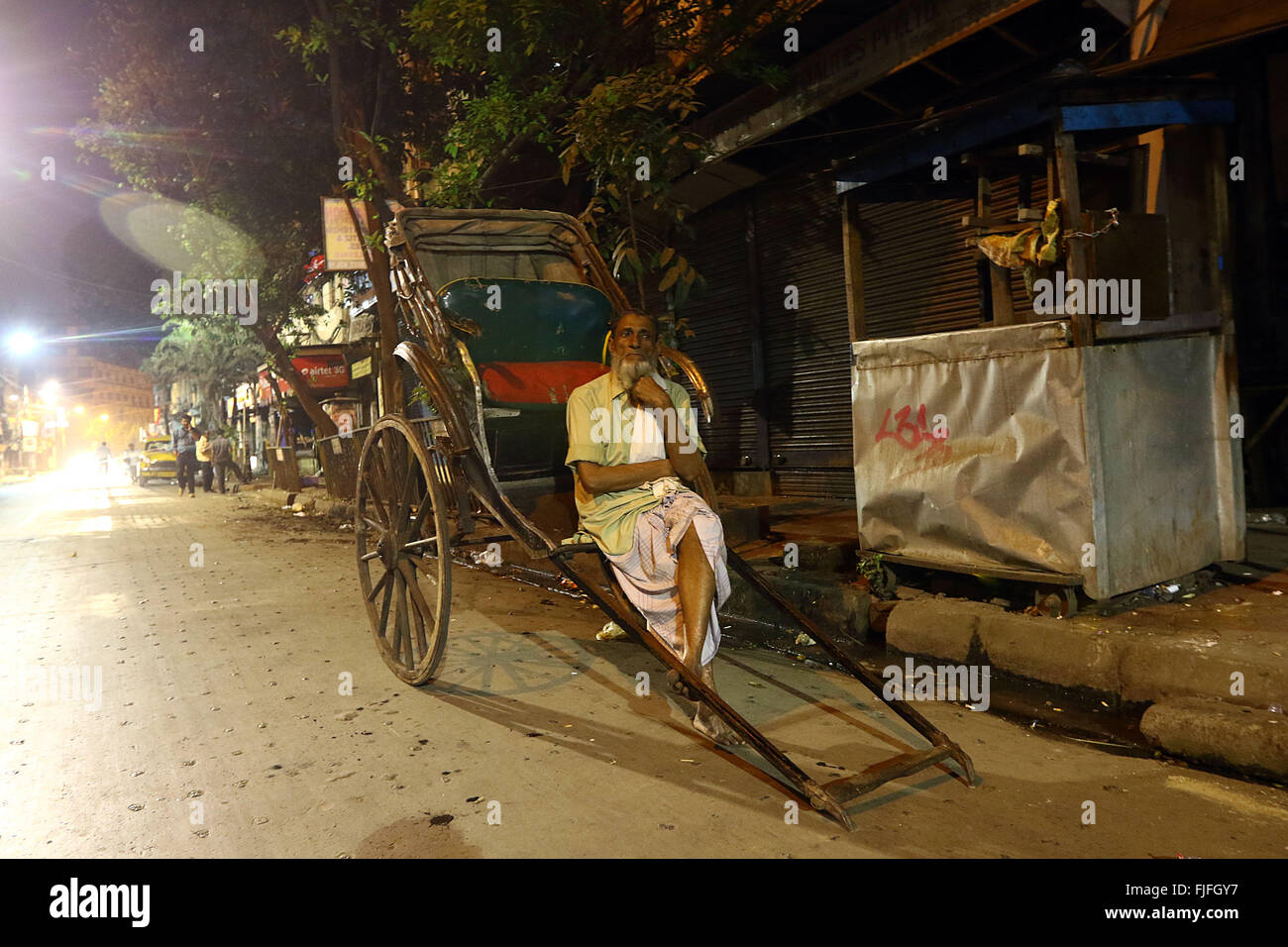 India, 19 February 2016. Hand pulling rickshaw puller waiting for ...