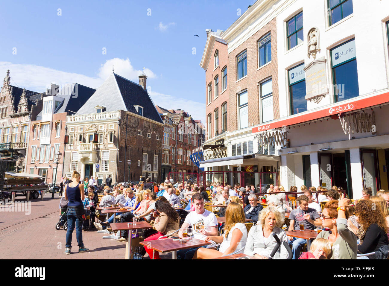 Medieval pub window hi-res stock photography and images - Alamy