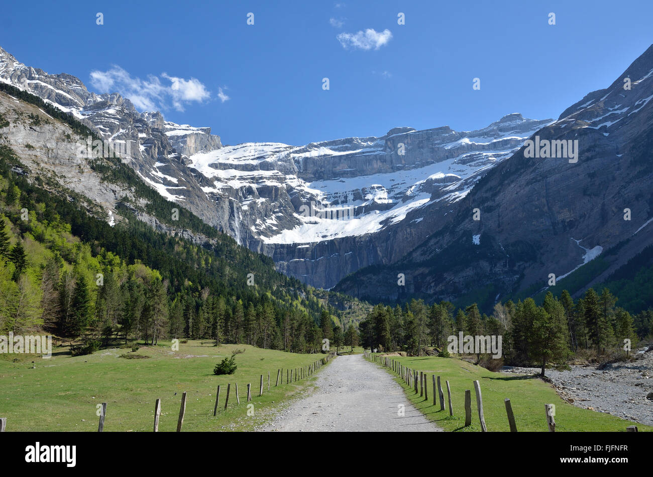 The path to the cirque of Gavarnie in Pyrenees Stock Photo - Alamy