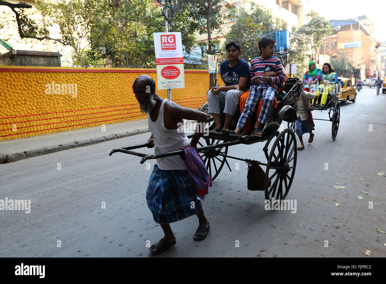 Man pulling empty rickshaw hi-res stock photography and images - Alamy