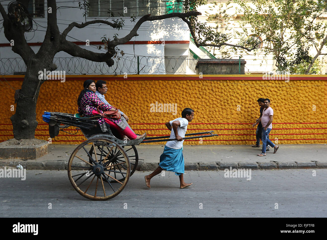 Man pulling empty rickshaw hi-res stock photography and images - Alamy