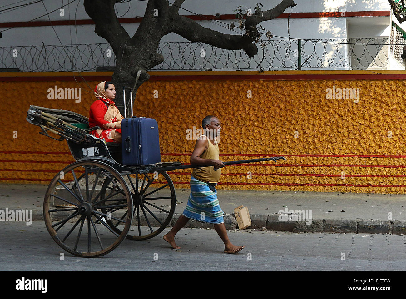 Pulling rickshaw calcutta hi-res stock photography and images - Alamy