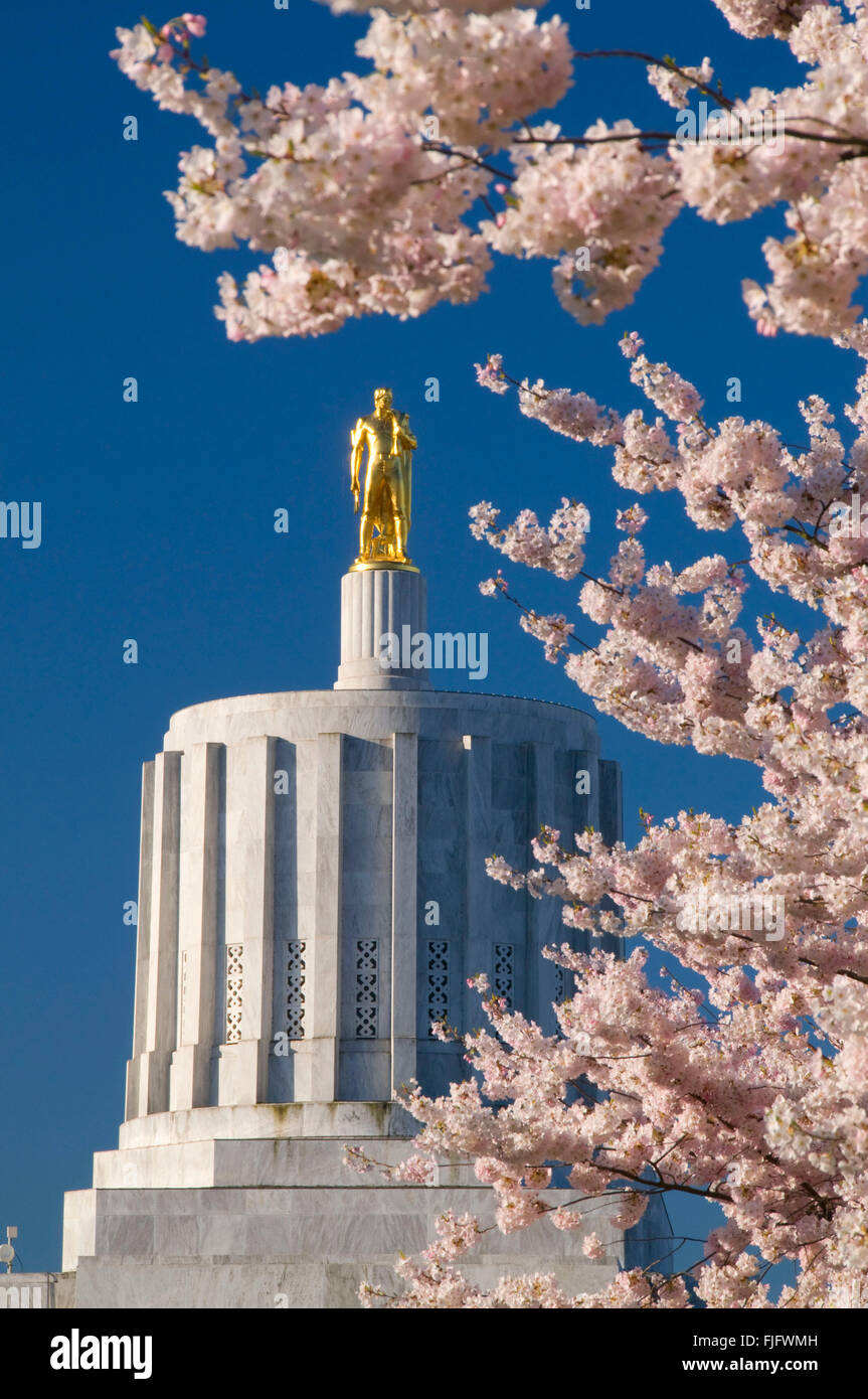 Oregon pioneer statue hi-res stock photography and images - Alamy