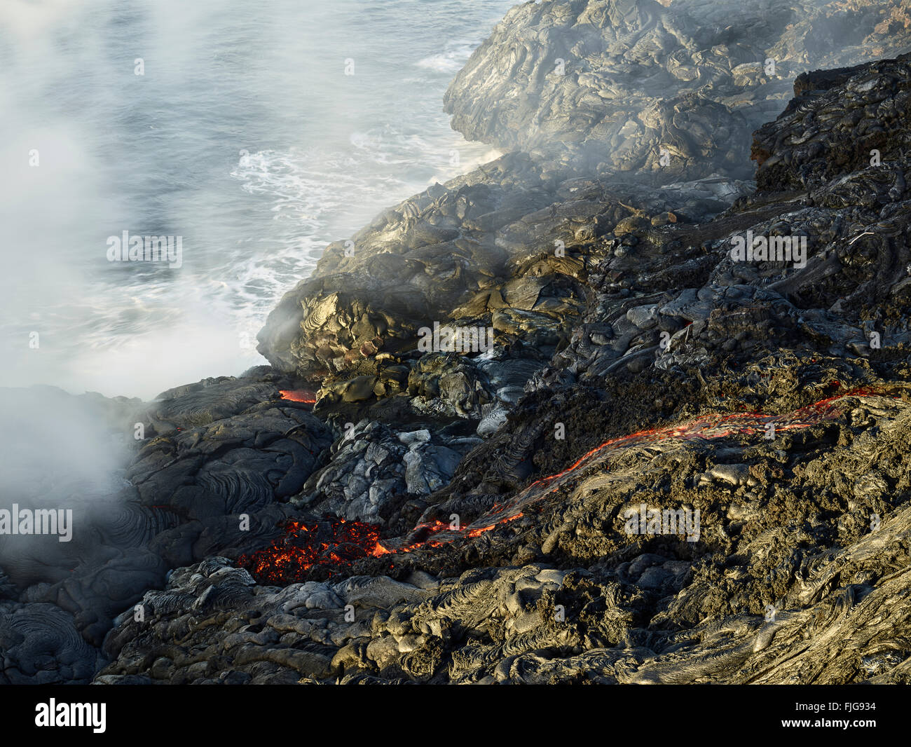 Puʻu ʻŌʻō or Puu Oo volcano, eruption, lava, glowing hot lava flows ...