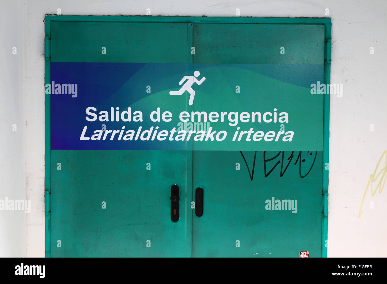 Exit sign languages hi-res stock photography and images - Alamy