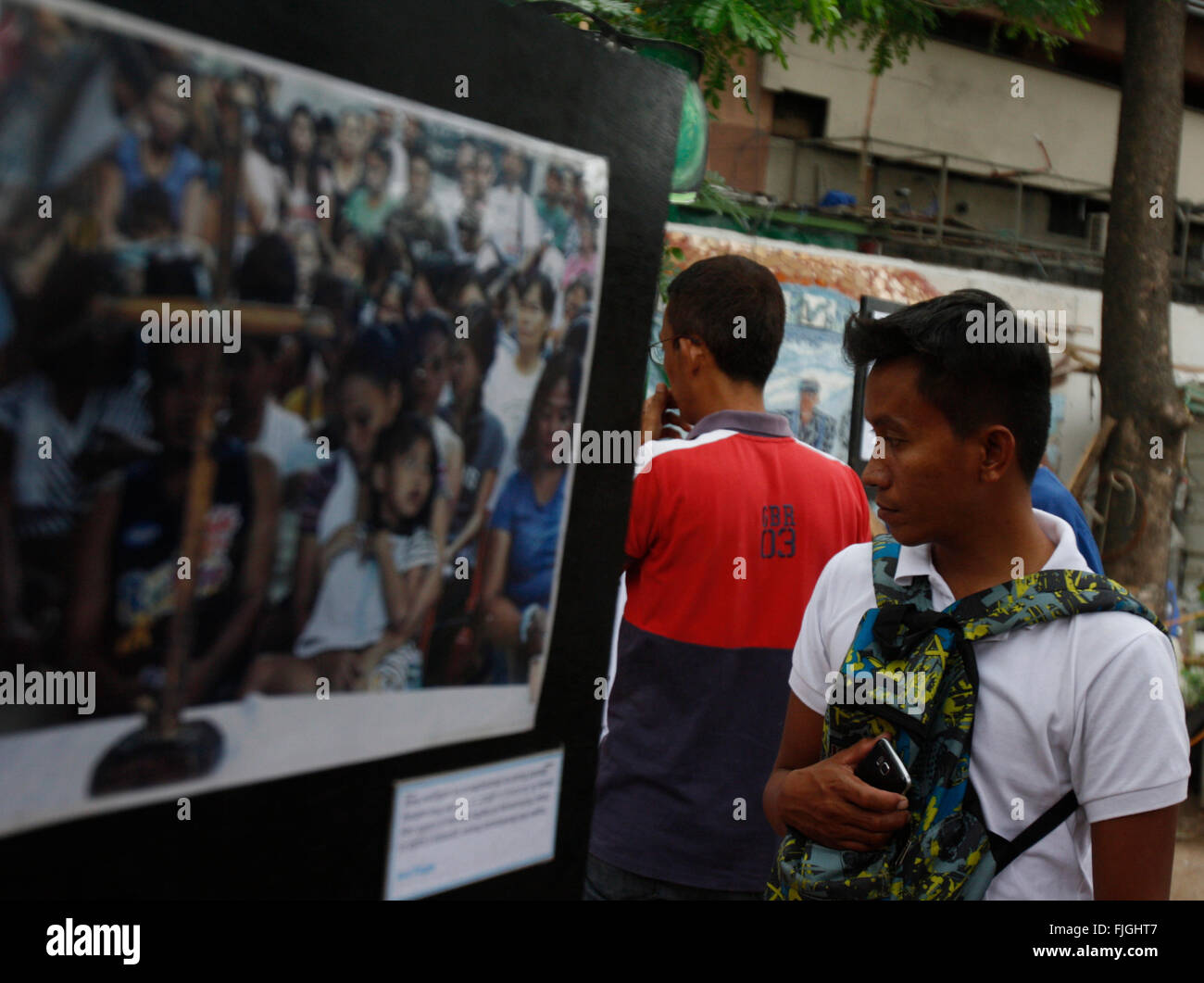 Paranaque, Philippines. 02nd Mar, 2016. Filipino looks at the photos ...