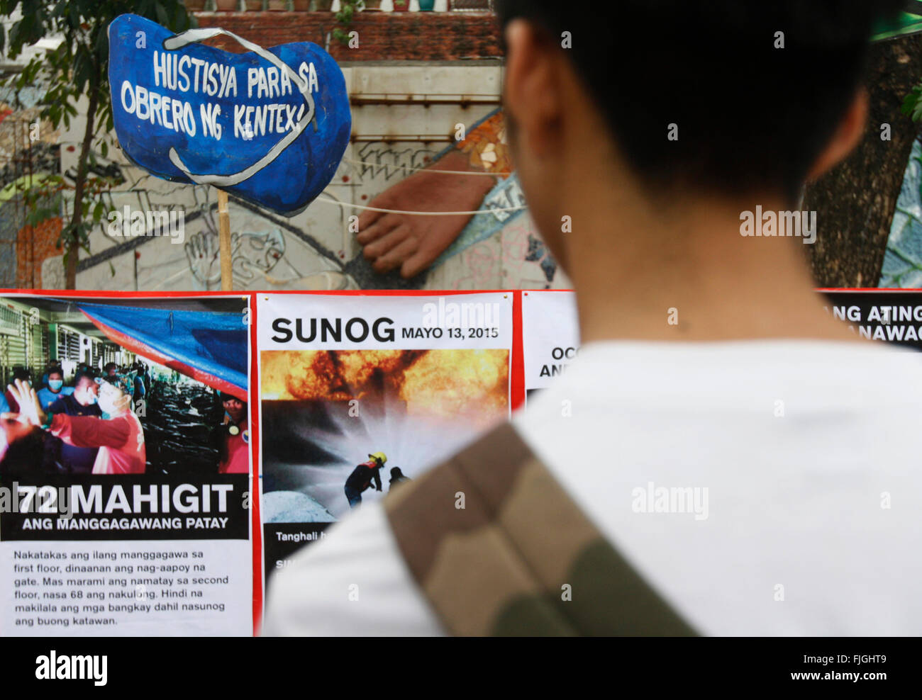 Paranaque, Philippines. 02nd Mar, 2016. Filipino looks at the photos ...