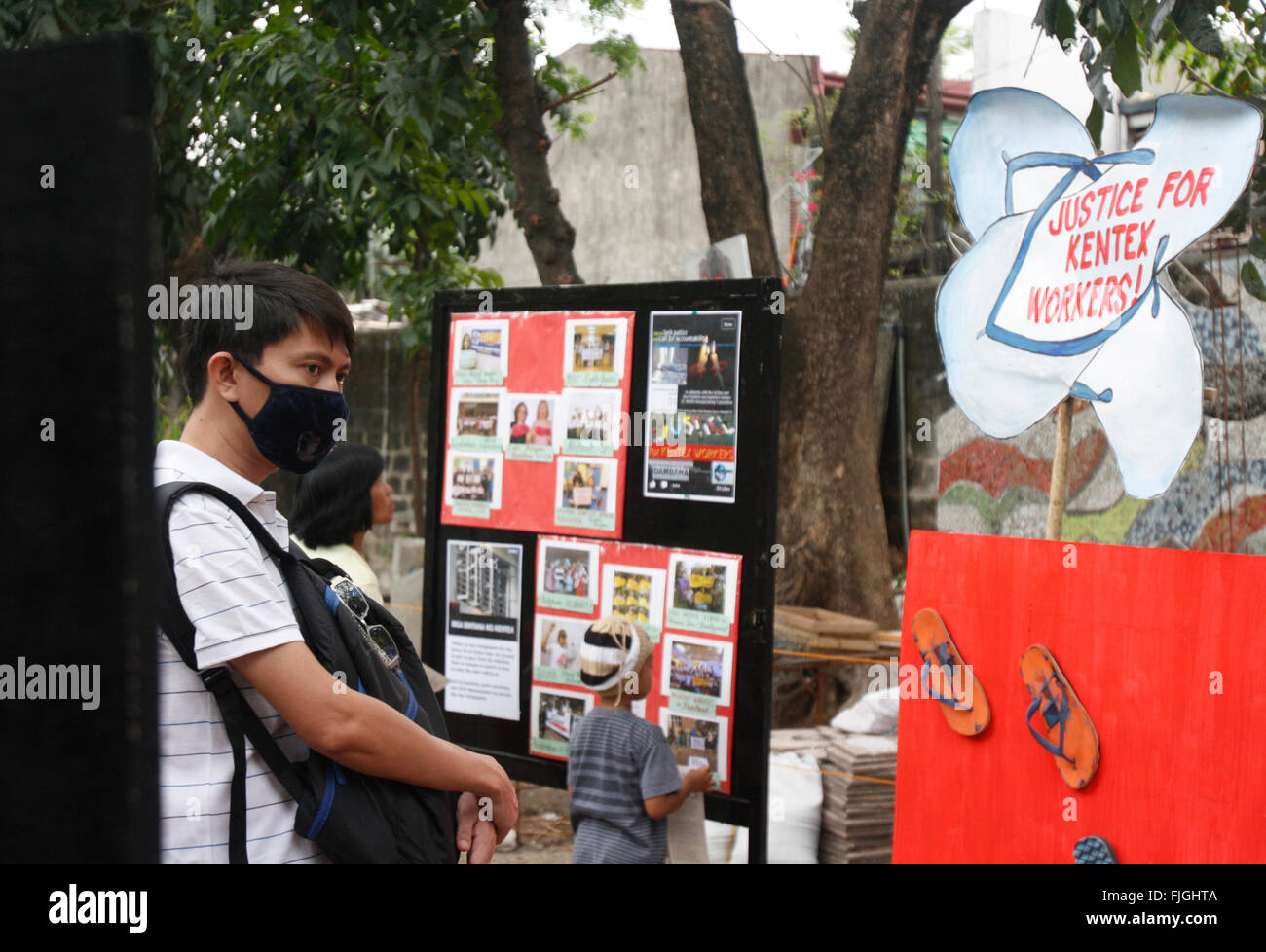 Paranaque, Philippines. 02nd Mar, 2016. Filipino looks at the photos ...