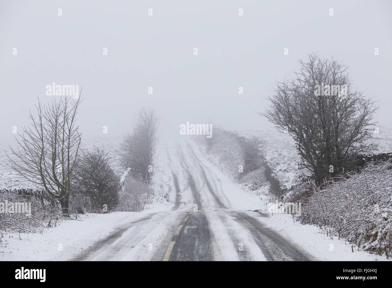 Skipton, North Yorkshire, UK. 2nd March 2016. Heavy snow showers ...