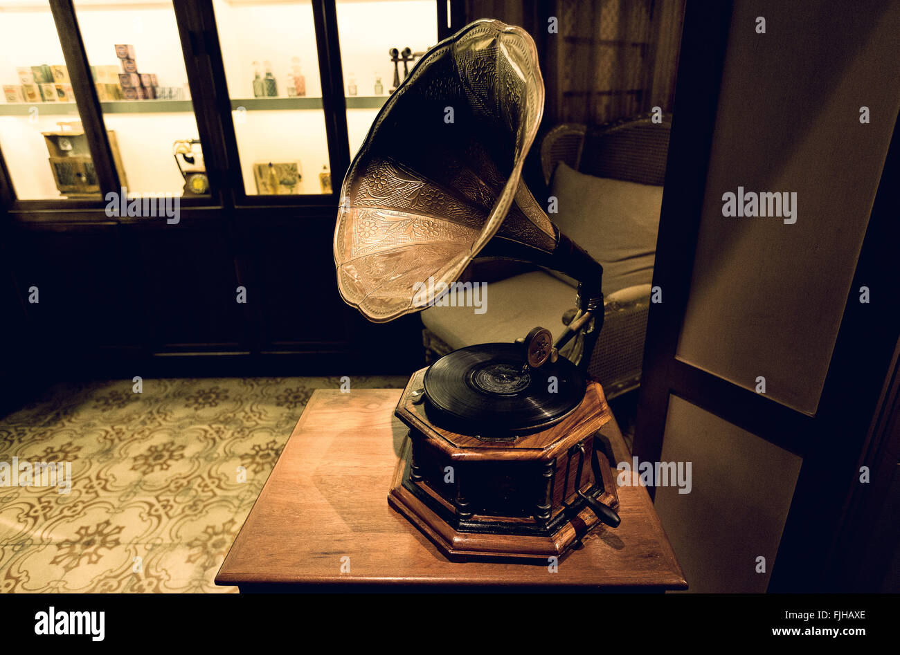 Vintage radio gramophone gramophone hi-res stock photography and images ...