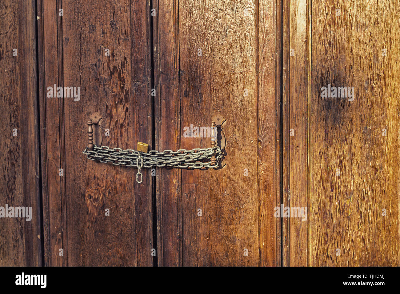 Old wooden door closed chain hi-res stock photography and images - Alamy