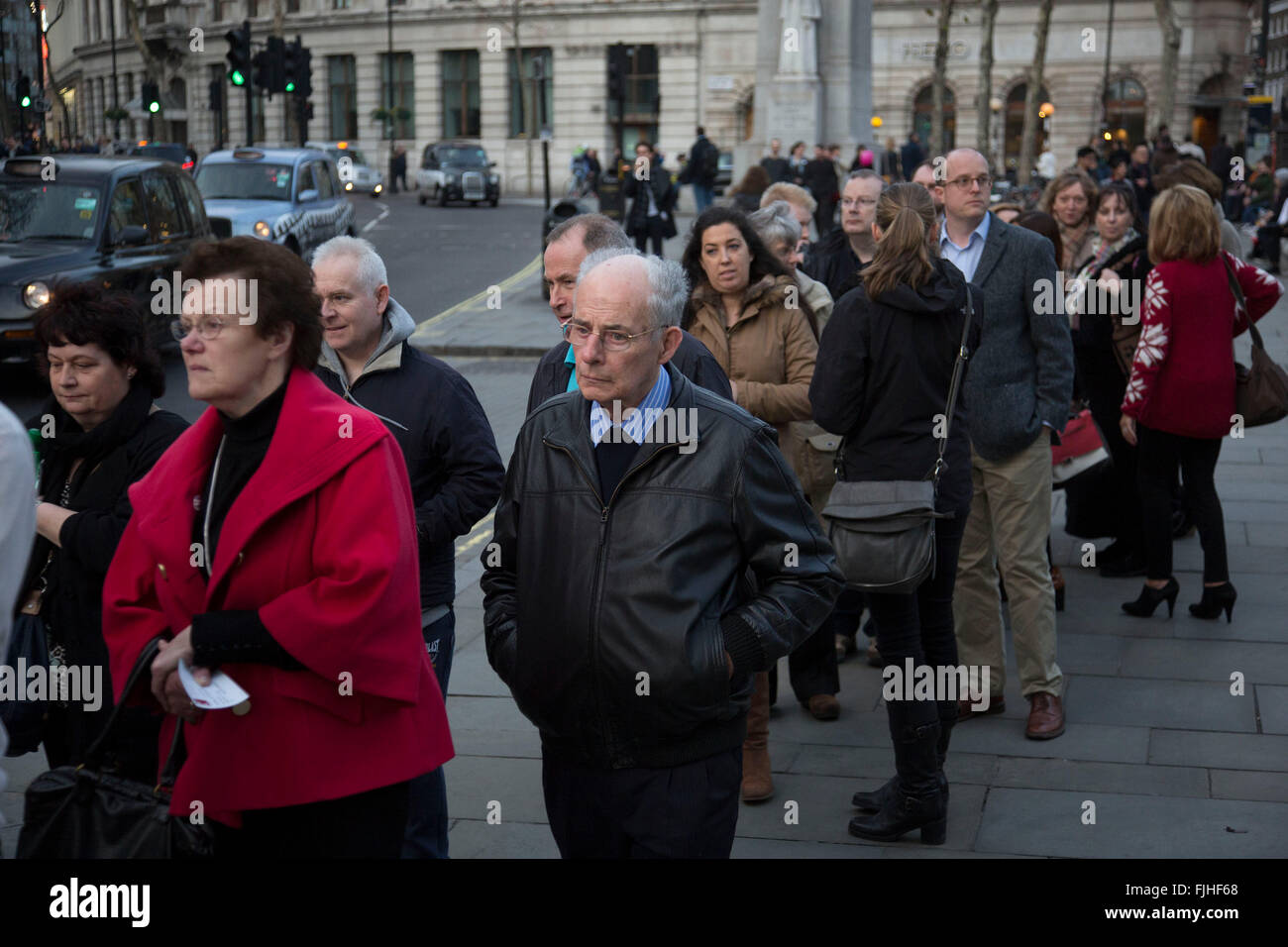 Concert queue london hi-res stock photography and images - Alamy