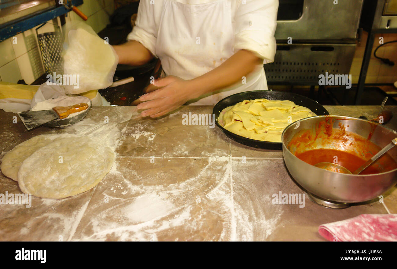 Chef preparing a pizza Stock Photo - Alamy