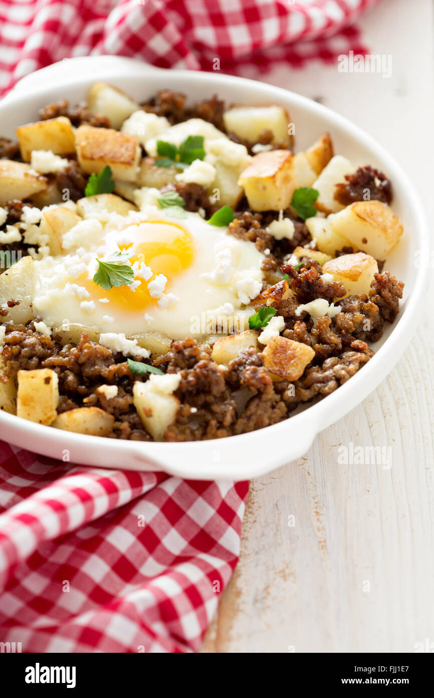 Potato hash with sausage and fried egg Stock Photo - Alamy