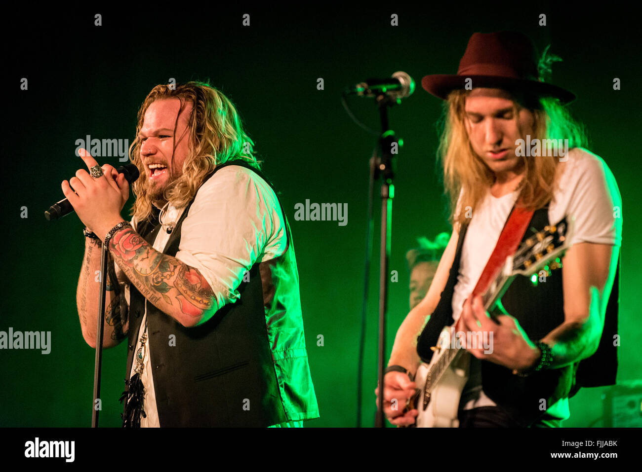 Lead vocals and lead guitar hi-res stock photography and images - Alamy