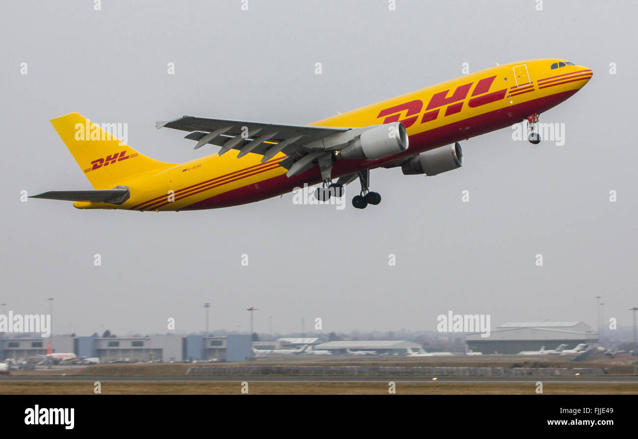 Airbus A300 DHL Cargo taking off at Luton Airport Stock Photo - Alamy
