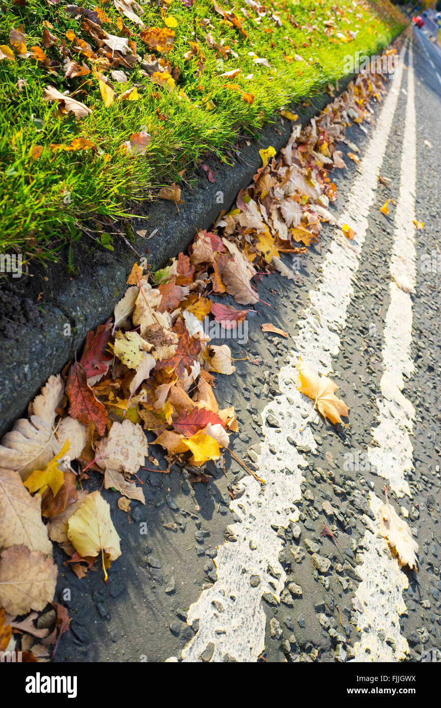 Pavement double yellow lines hi-res stock photography and images - Alamy