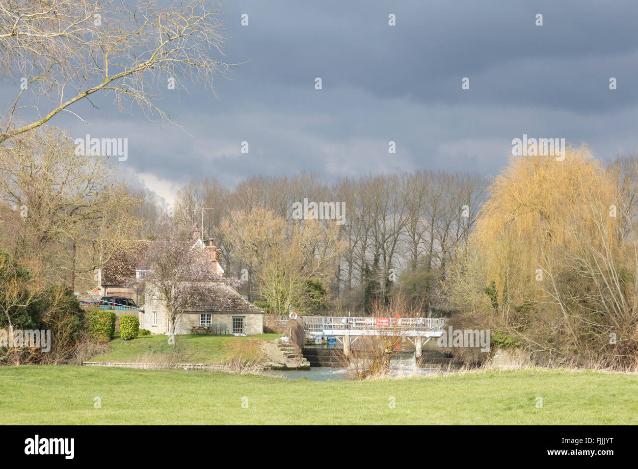 Buscot Lock and weir on the River Thames, Oxfordshire, England, UK ...