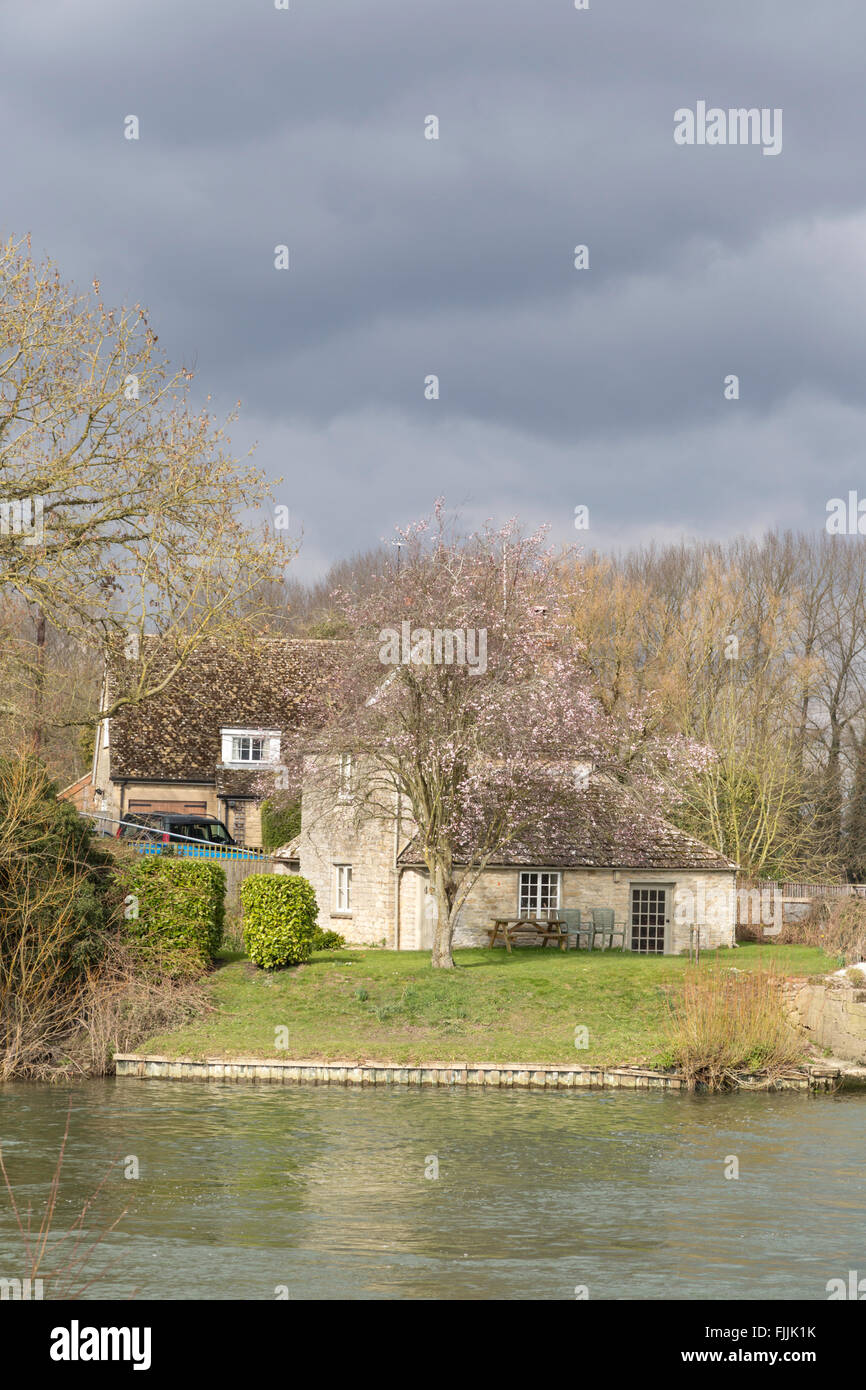 Buscot Lock and weir on the River Thames, Oxfordshire, England, UK ...