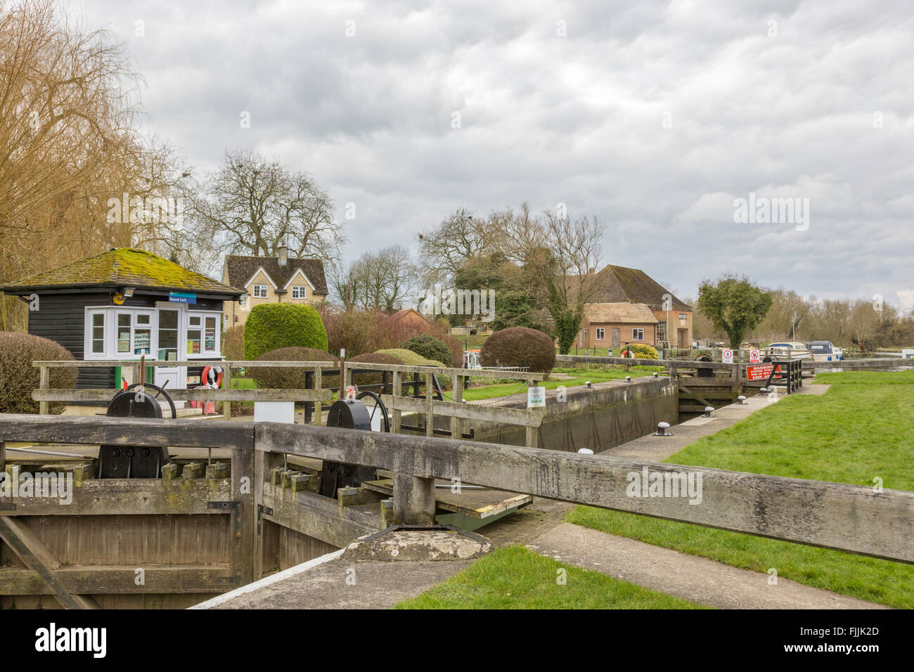 Buscot Lock and weir on the River Thames, Oxfordshire, England, UK ...