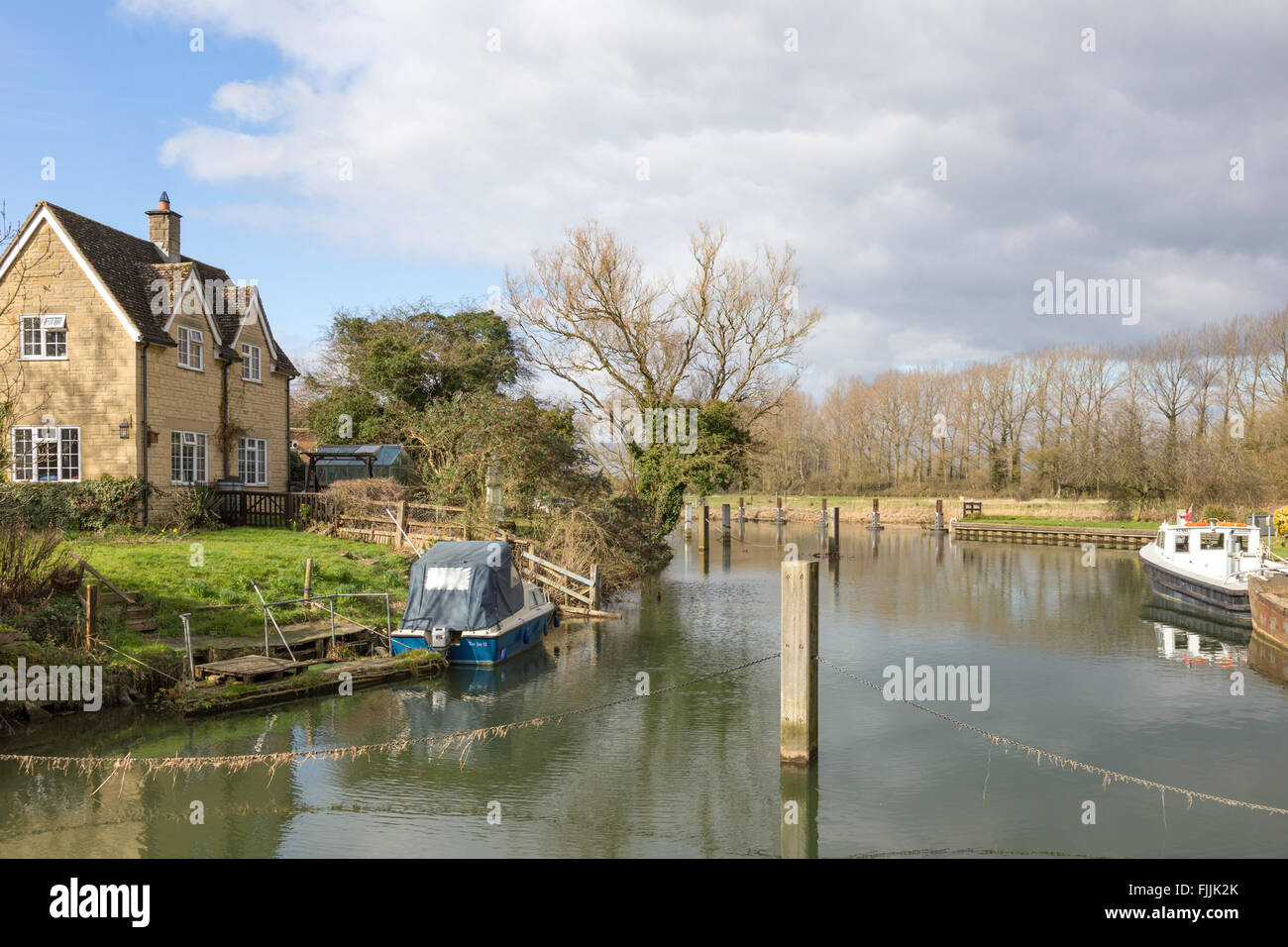 Buscot Lock and weir on the River Thames, Oxfordshire, England, UK ...