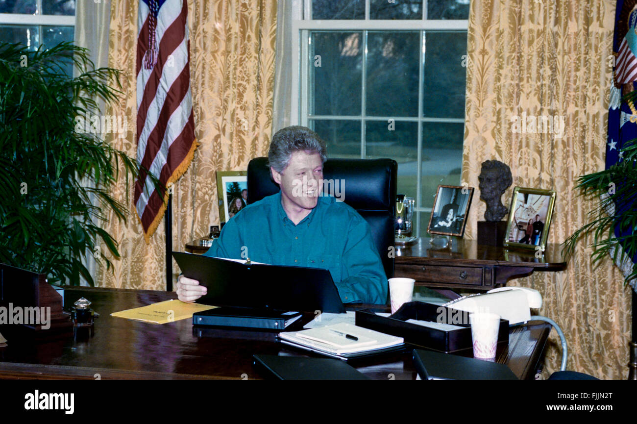 Oval office desk clinton hi-res stock photography and images - Alamy