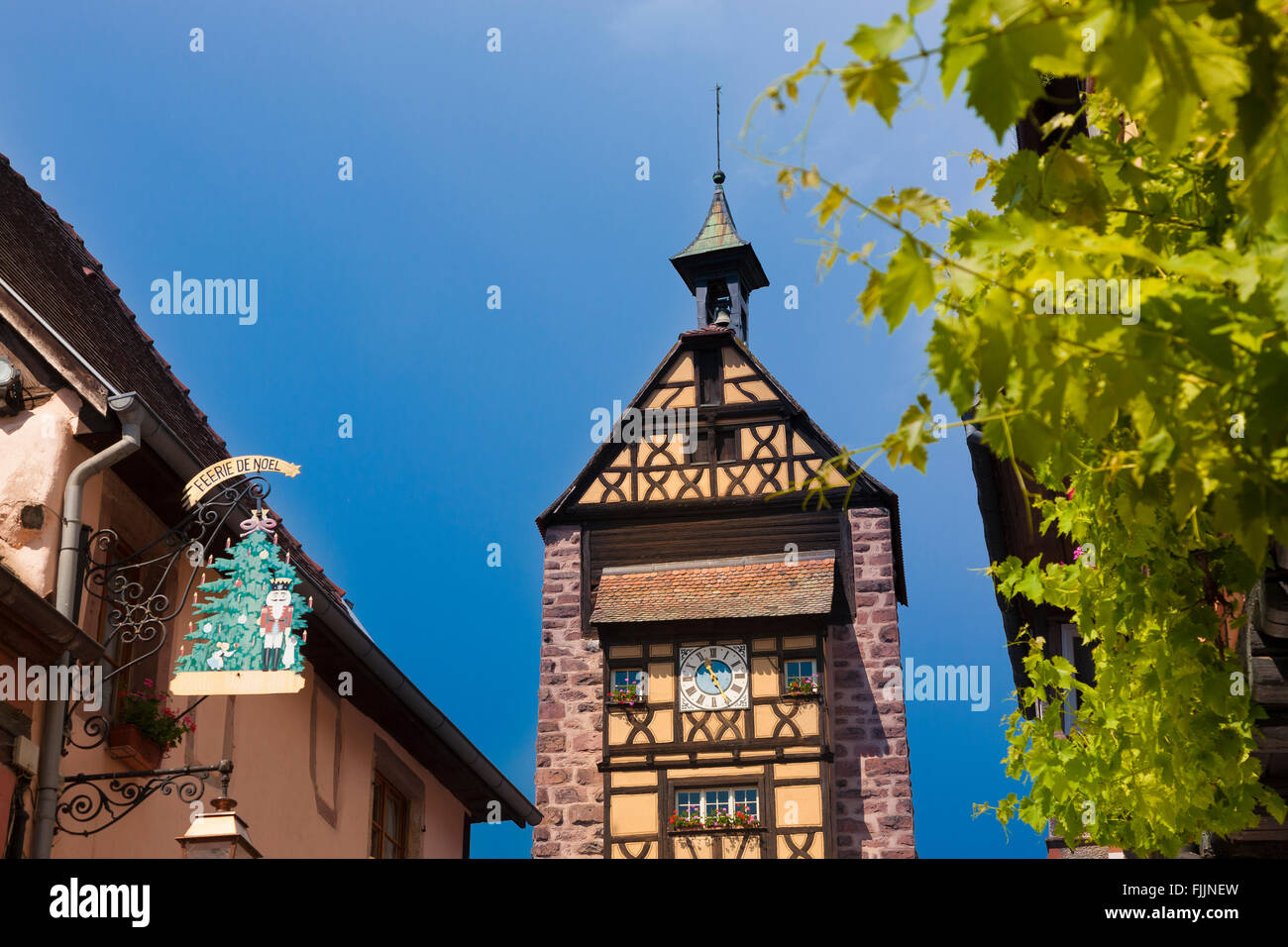 Typical Alsacian architecture, Dolder Tower in Riquewihr Alsace Haut ...