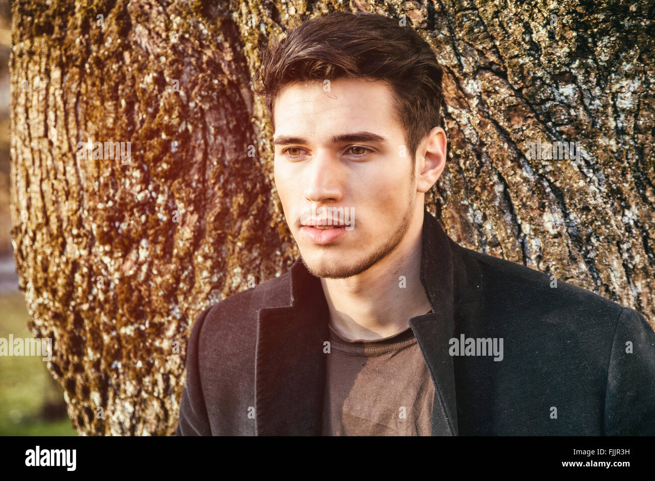 Man leaning against tree hi-res stock photography and images - Alamy