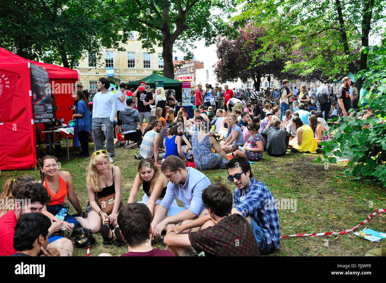 Crowd of people on grass hi-res stock photography and images - Alamy