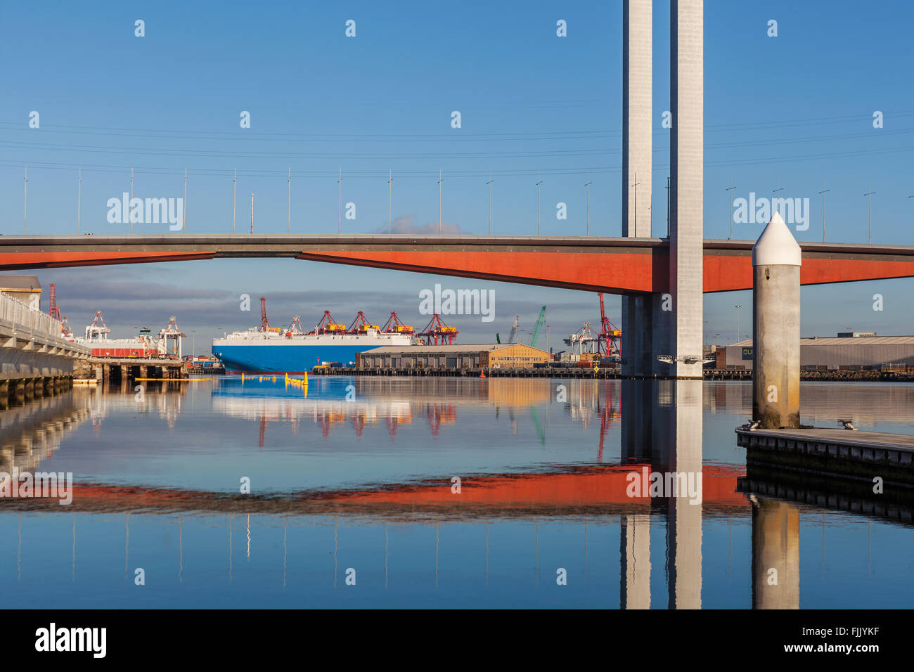 Closeup of Bolte bridge and large transoceanic cargo ship Stock Photo ...