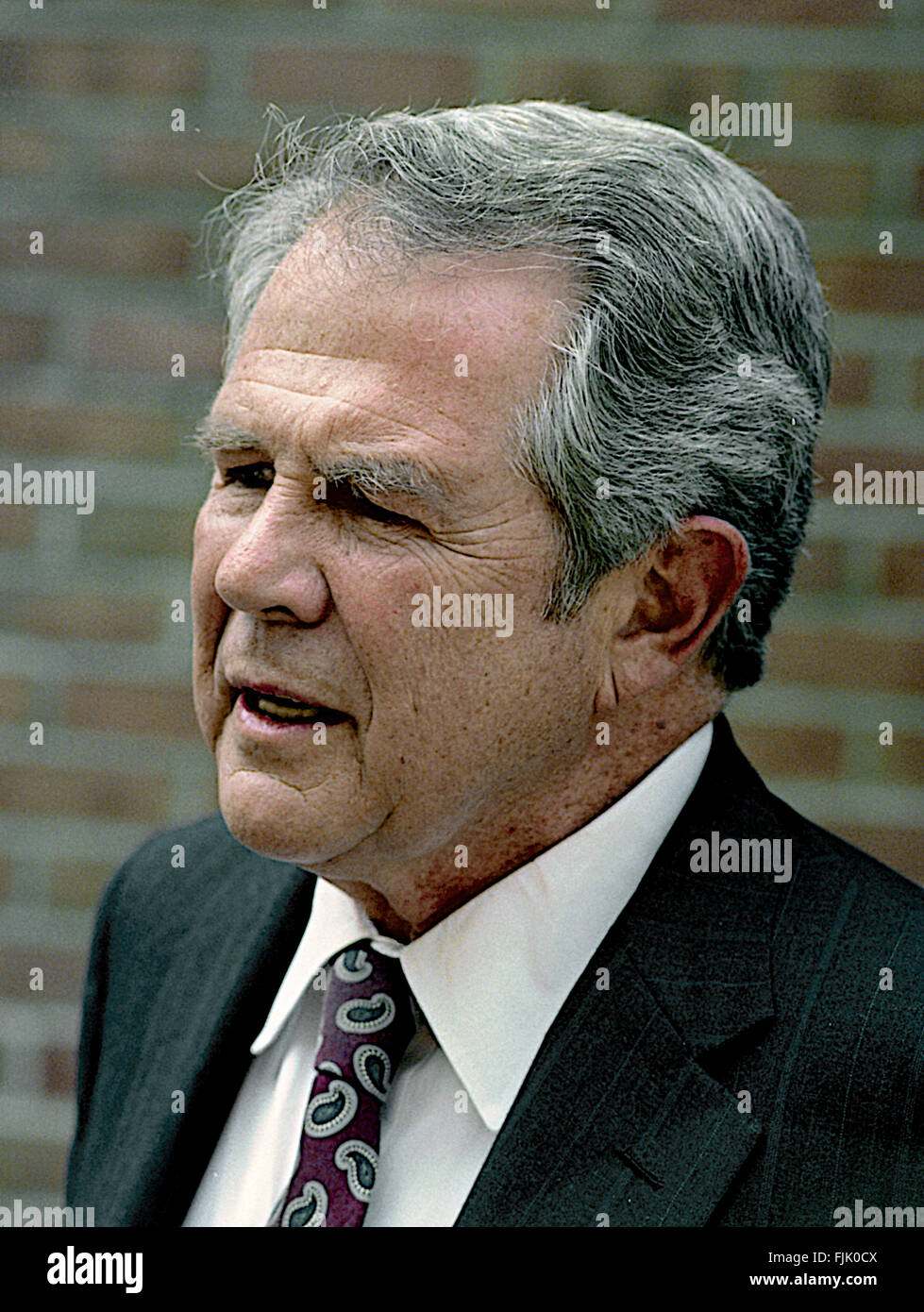 Washington, DC., USA, 24th May, 1992 Pat Robertson talks with reporters ...