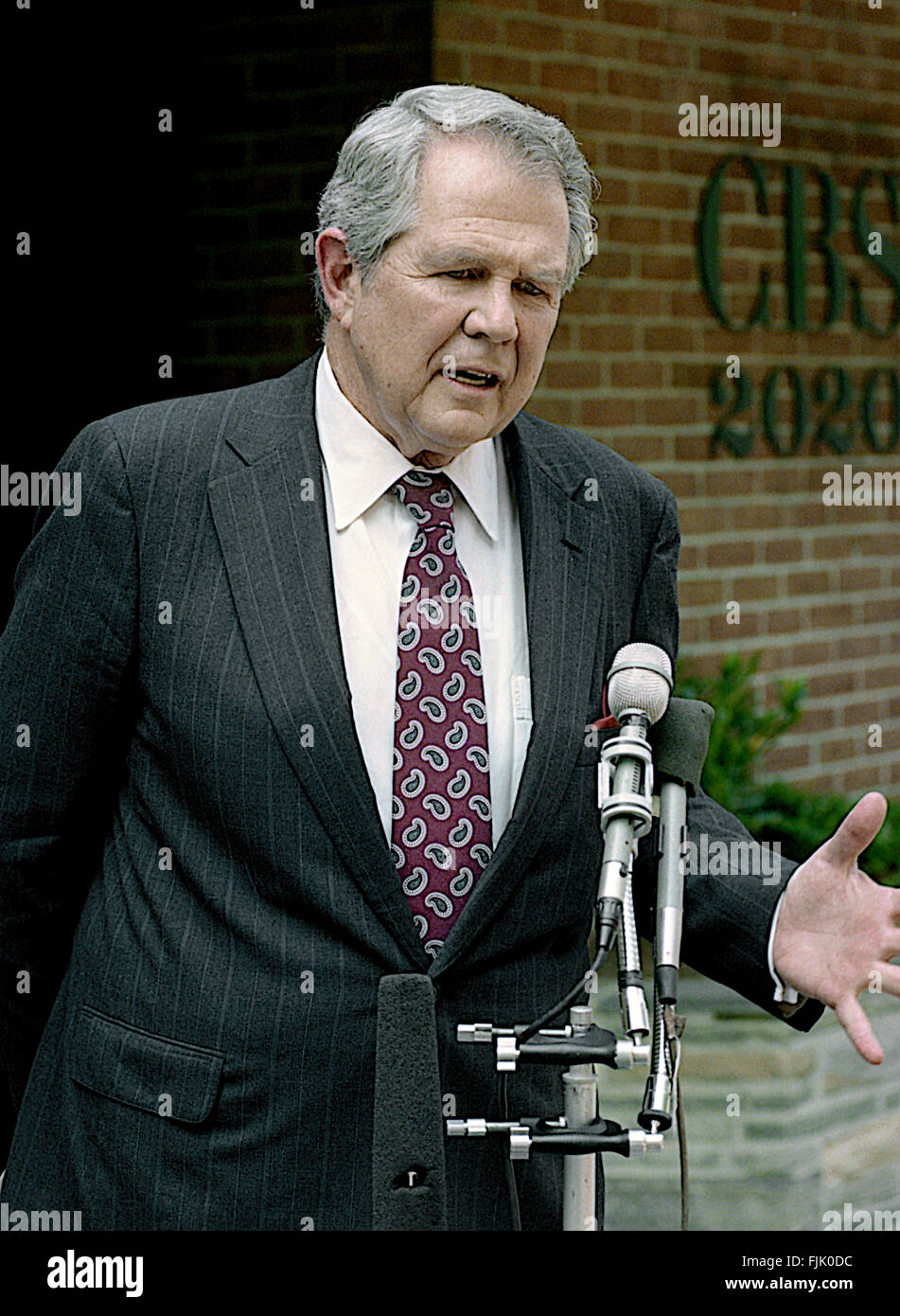 Washington, DC., USA, 24th May, 1992 Pat Robertson talks with reporters ...