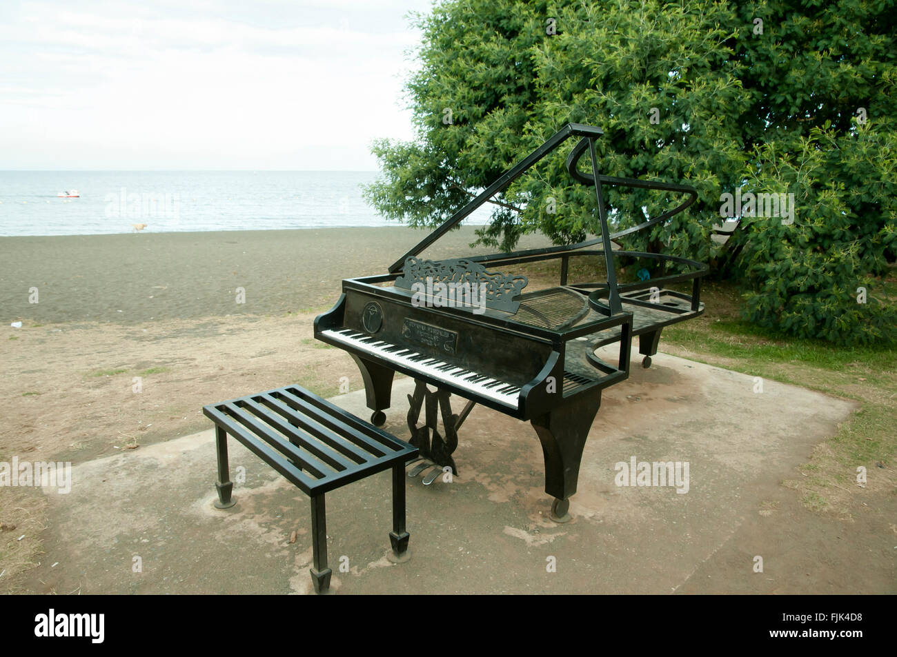 Piano statue hi-res stock photography and images - Alamy