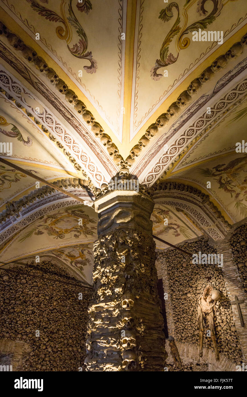 Chapel interiors hi-res stock photography and images - Alamy