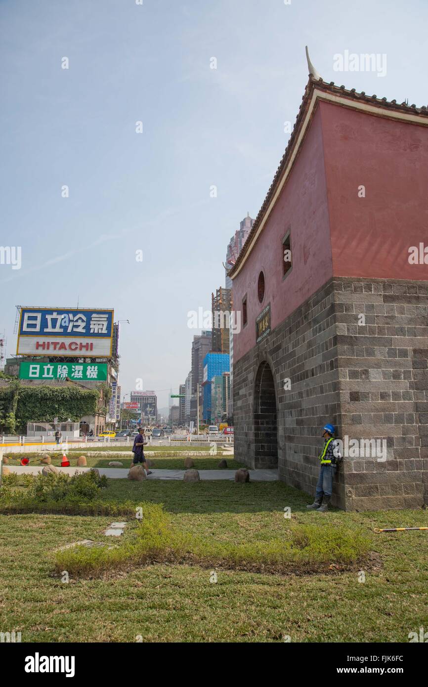Taipei, Taipei, Taiwan. 3rd Mar, 2016. A worker rests in the shade as a ...