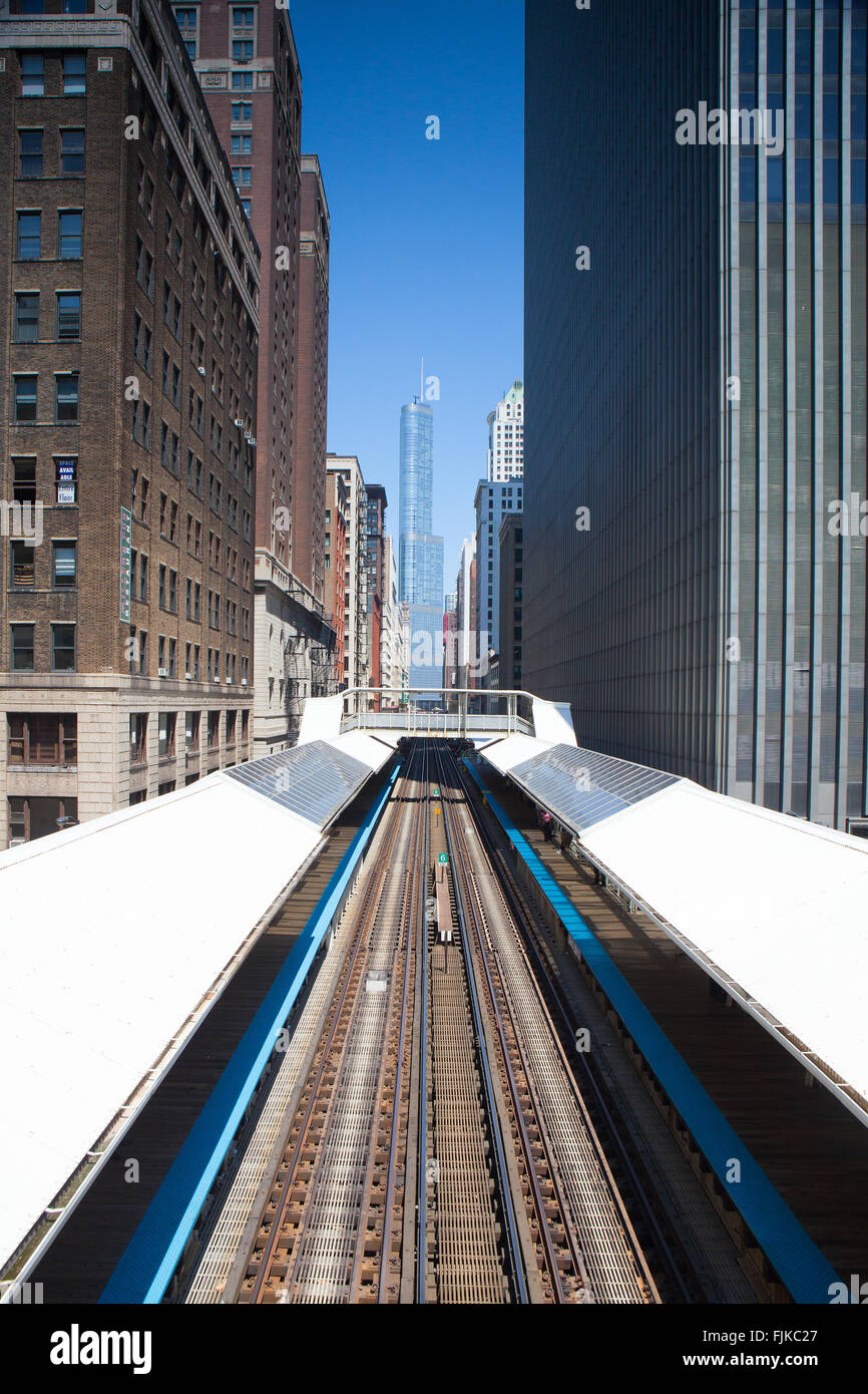 Famous elevated overhead commuter train, Chicago, USA Stock Photo - Alamy
