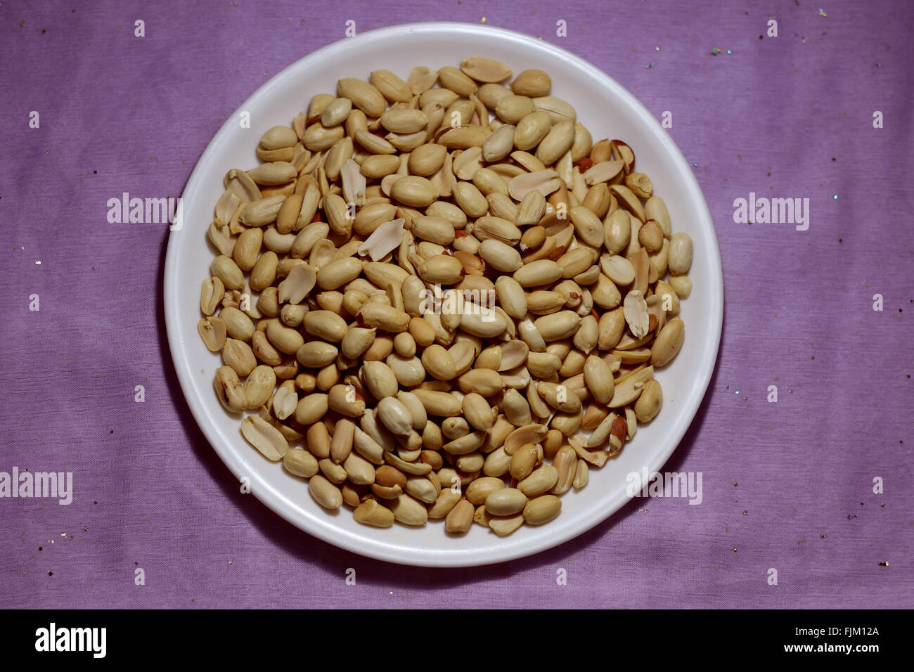 Healthy and tasty roasted peanuts snack Stock Photo - Alamy