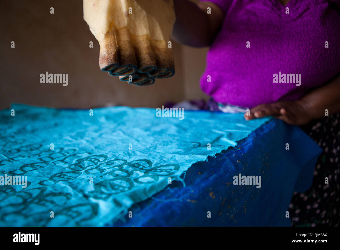 Hand dying cloth hi-res stock photography and images - Alamy