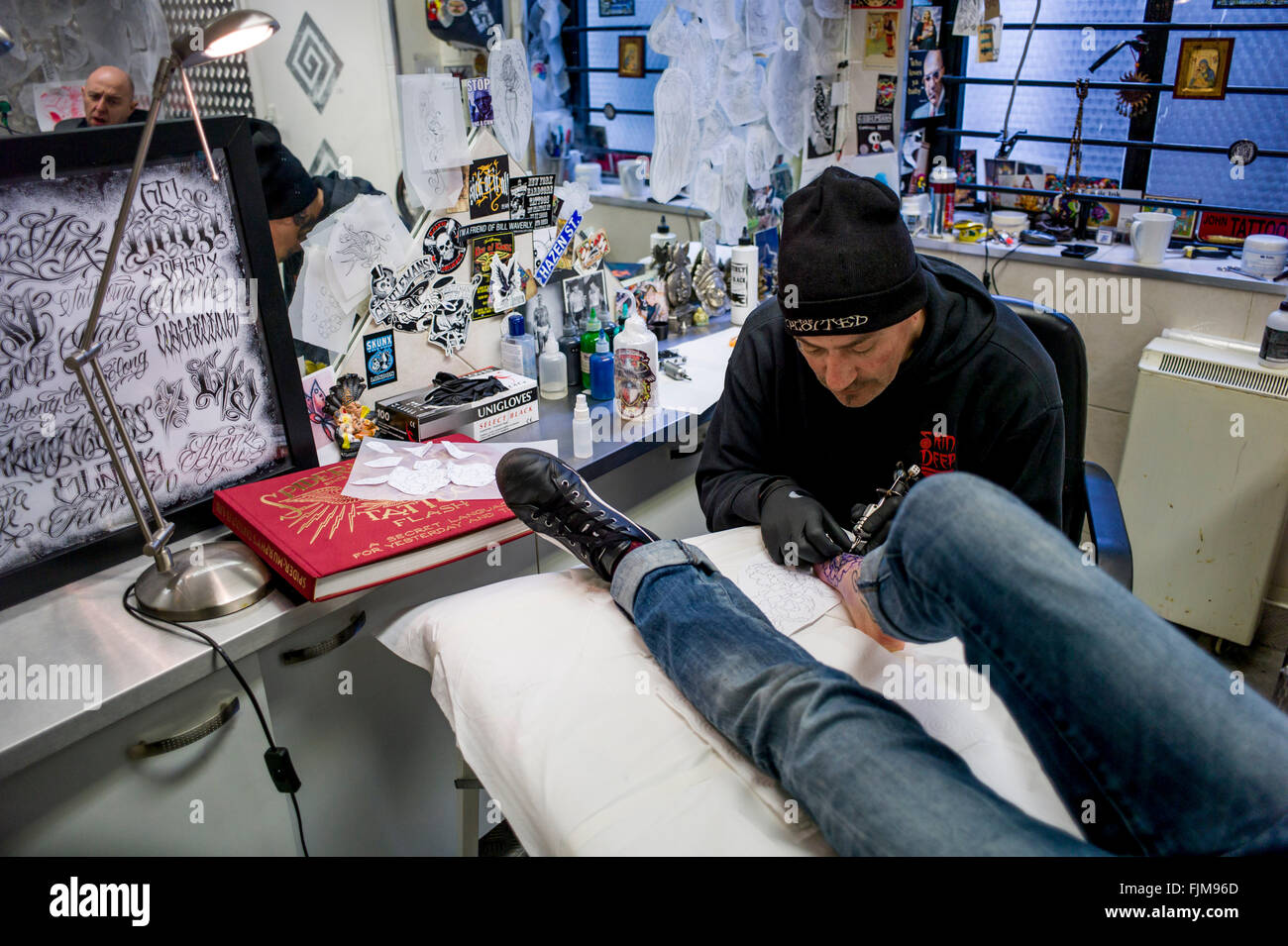 A tattoo artist at work Stock Photo - Alamy