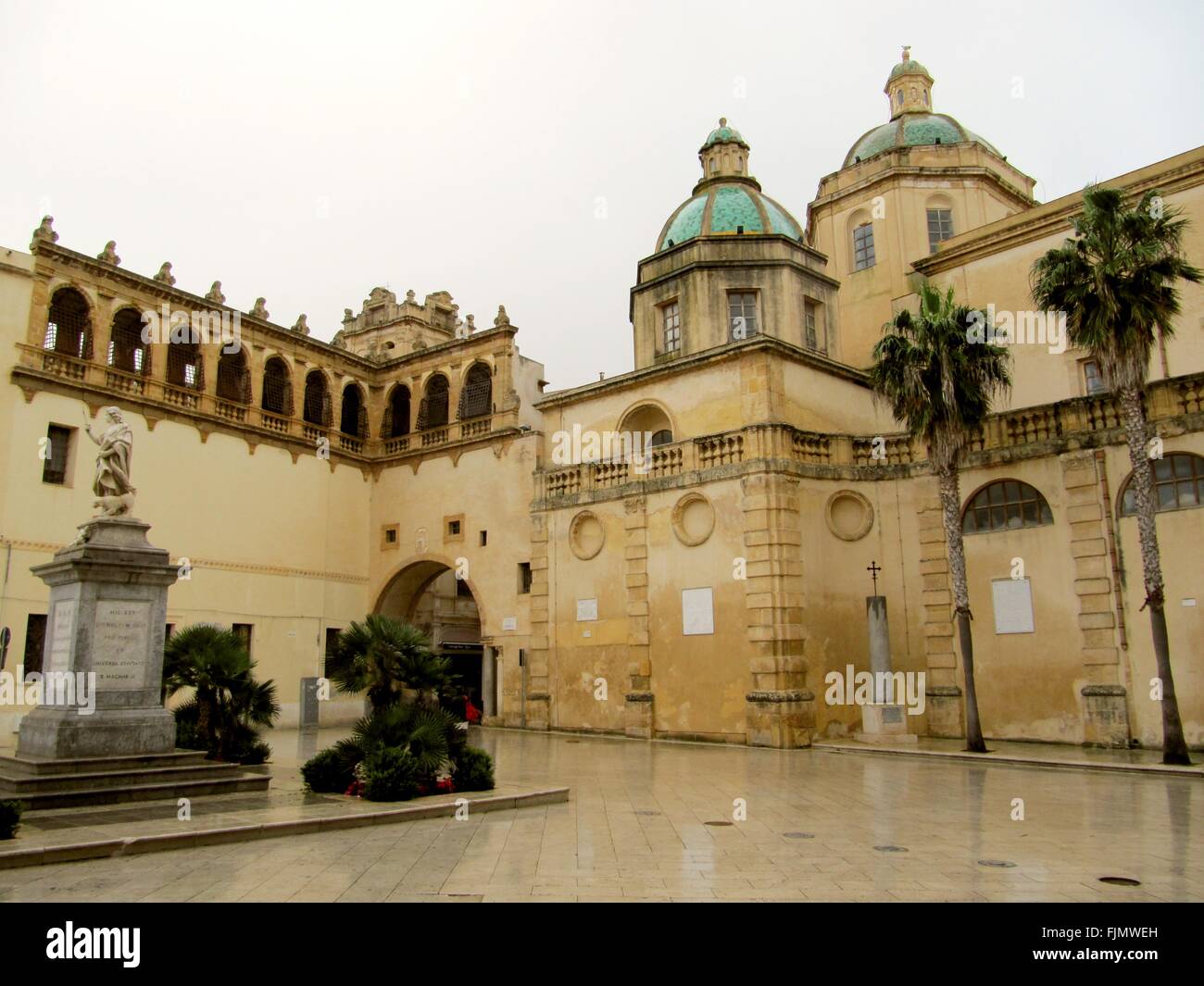 Statue in front of building hi-res stock photography and images - Alamy