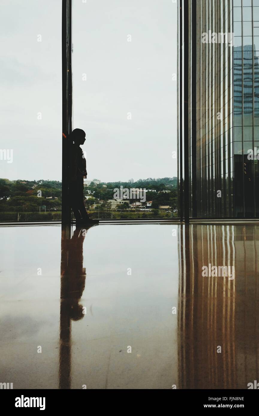 Person in window hi-res stock photography and images - Alamy