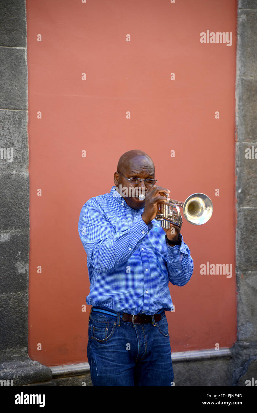 Busker busker’s hi-res stock photography and images - Alamy
