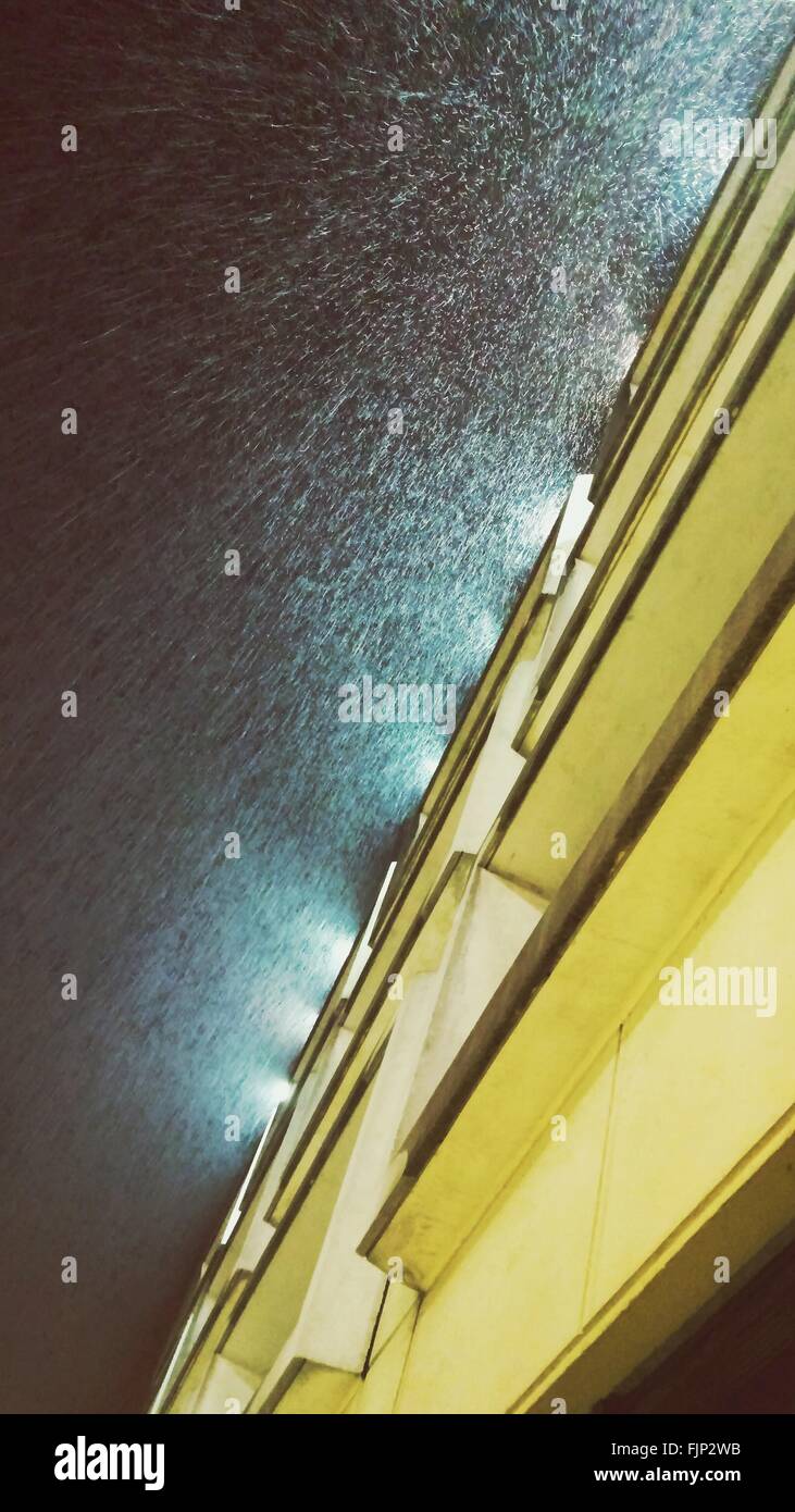 People in rain sky architecture hi-res stock photography and images - Alamy